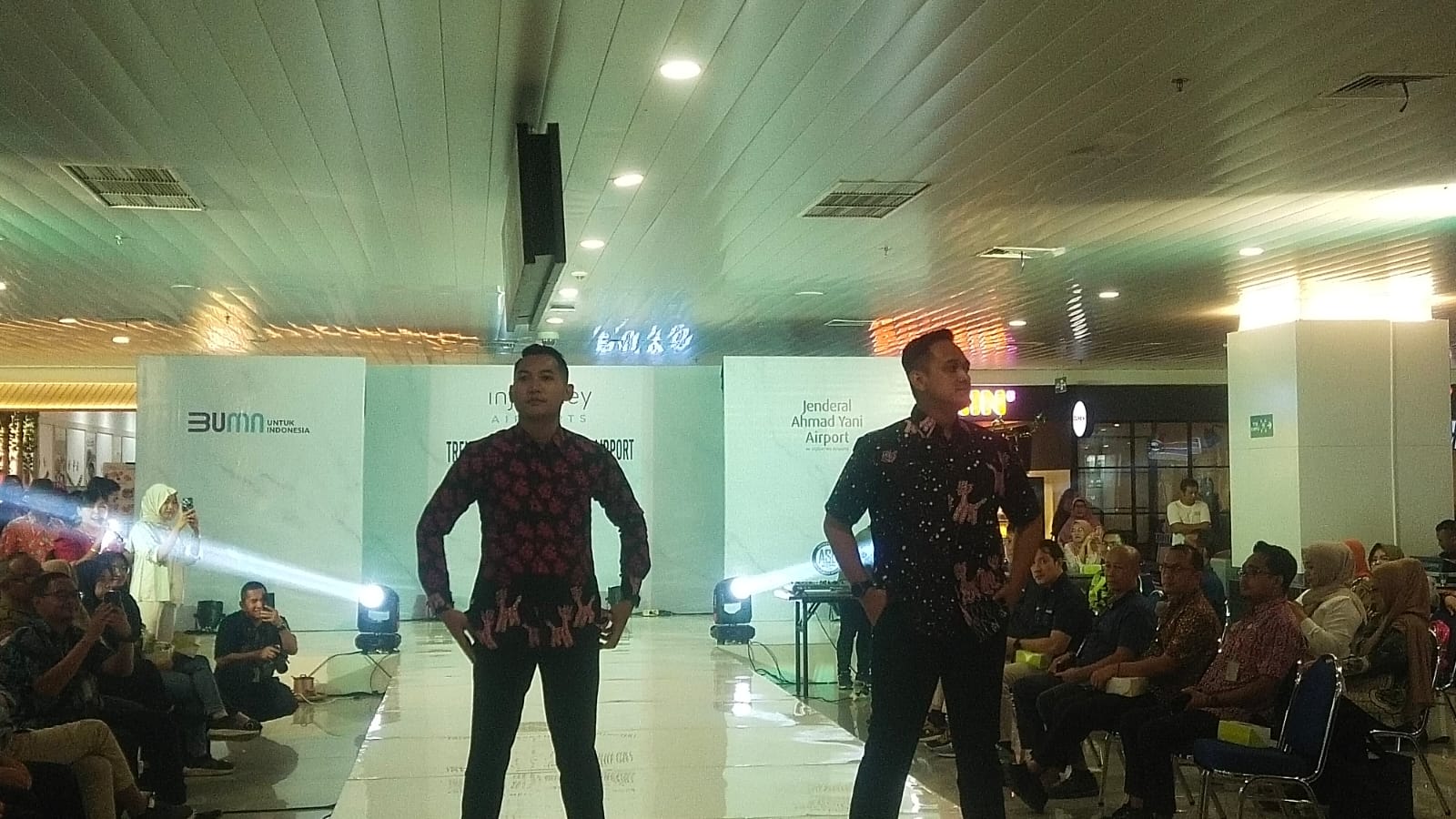 Peragaan Busana Batik Bayu Ramli Warnai Bandara Jenderal Ahmad Yani ...